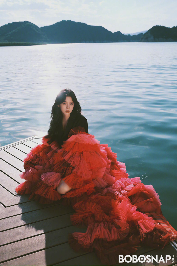 欧阳娜娜 × 张子枫 BOBOSNAP 2021春夏刊封面大片……