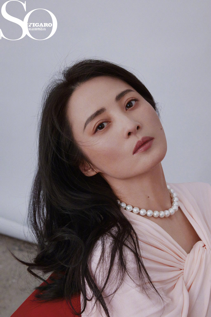 蒋勤勤登上《So Figaro》最新一期封面，以典雅之姿亮相，宛若时光的叙事者__财经头条__新浪财经