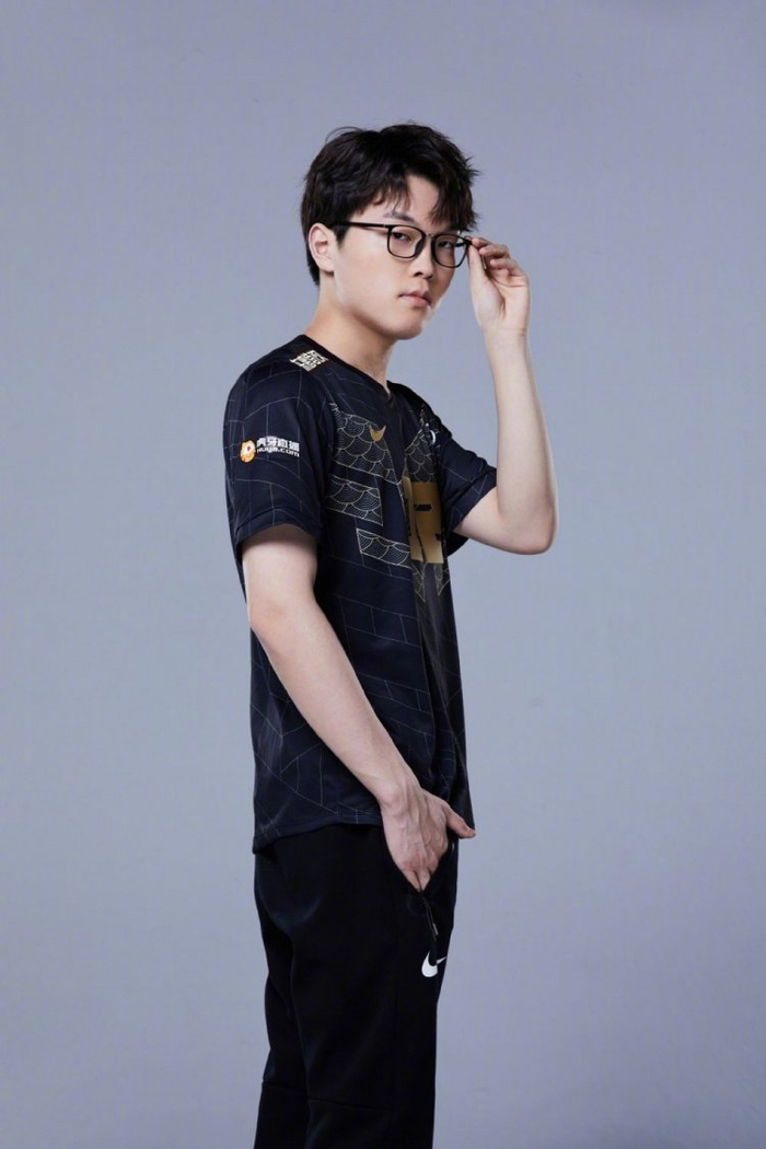 RNG官博更新2022春季赛选手定妆照：“瞄准你的心，biubiubiu！”__财经头条__新浪财经