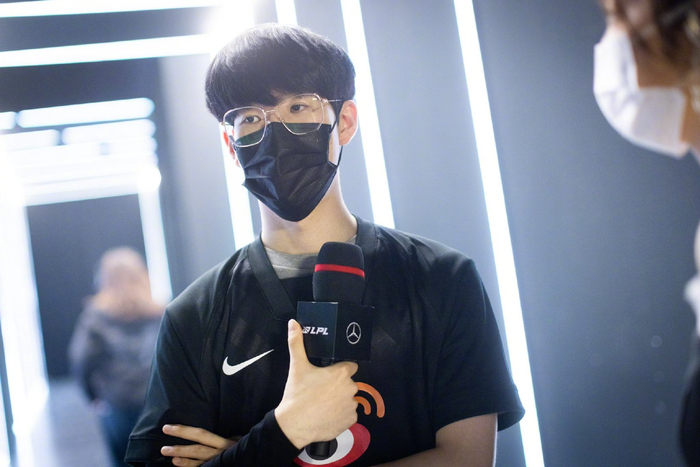 穿上全黑队服的theshy气质犀利