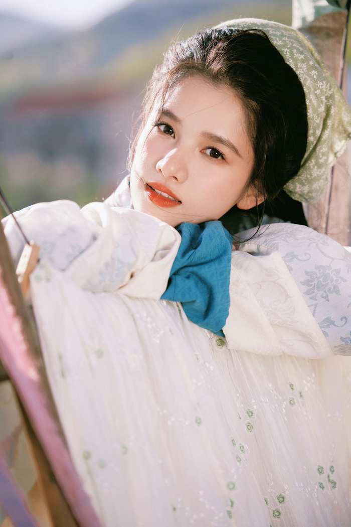 与花芷@张婧仪 一起漫步田野，采撷一朵春天的花语吧__财经头条