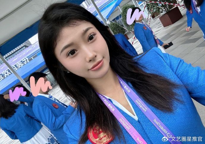 吴艳妮生图曝光，身材魁梧壮实，动作粗鲁，戴钻石项链相当奢华