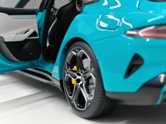 你别说，这个小米SU7合金车模卖499元，看着挺不错啊