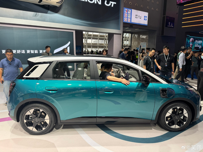 埃安AION UT，4270mm长的车长超2750mm的轴距，这造型，这配色，这萌态…__财经头条__新浪财经