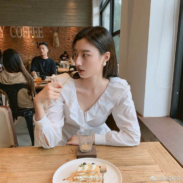 她叫赵艺 00年，就读于天津工业大学，身高179cm，很有气质的女生