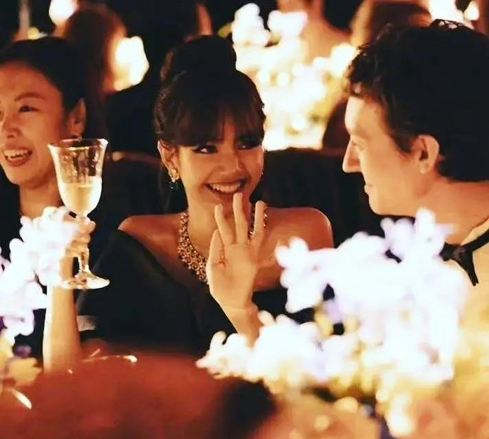 BLACKPINK Lisa和“绯闻男友”同框，韩网友们担心她不续约会离开