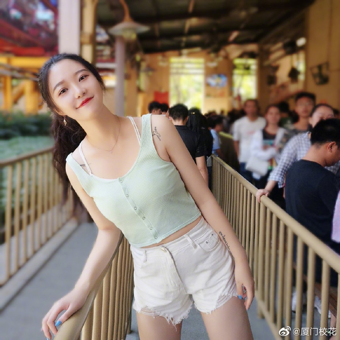 她叫刘雅琪 98年，就读于昆明理工大学，身高178cm，爱好旅游