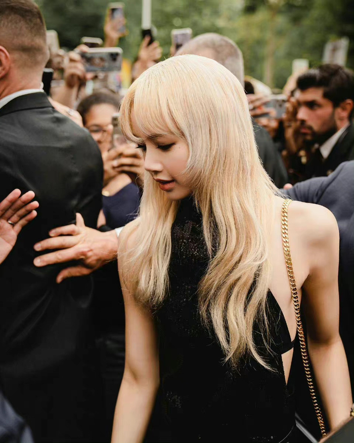 LISA晒对镜三连拍，金发和露背装造型！是性感sasa~好好看__财经头条