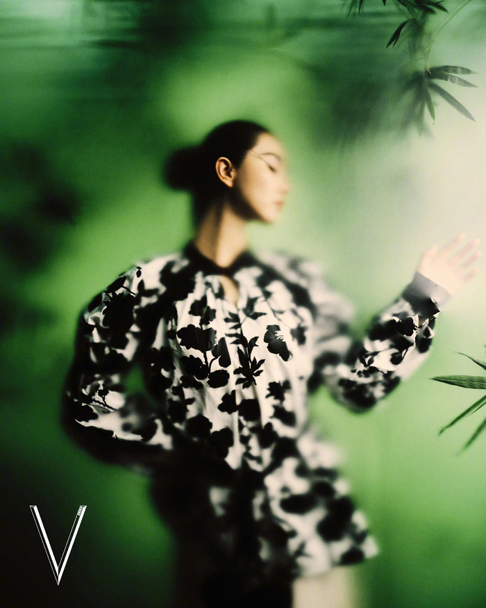 登上 V Magazine中文版2023年十一月刊封面……
