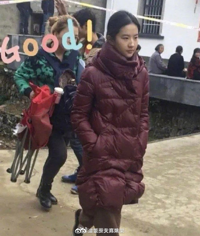 刘亦菲这件红色从头包到脚的羽绒服……