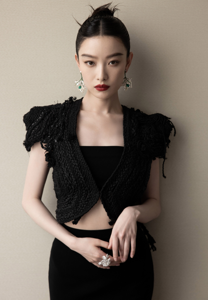 北影节红毯上@倪妮V 演绎Cindy Chao艺术珠宝……