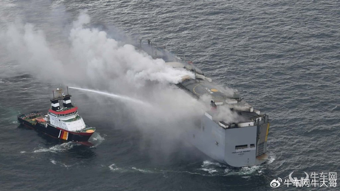 电动车起火殃及货船千台车 货船起火仍在扑救