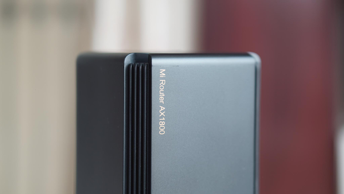 AX1800刚拿到手，体积可以先参考图四与AX3600对比。__财经头条__新浪财经