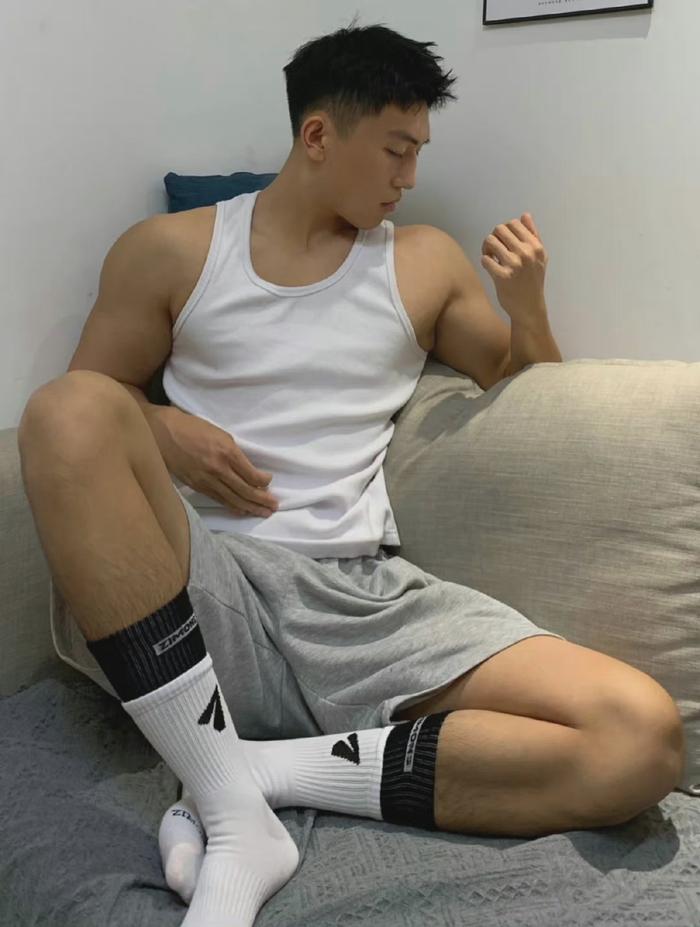 黑皮帅哥穿白袜, 肌肉的线条特别性感