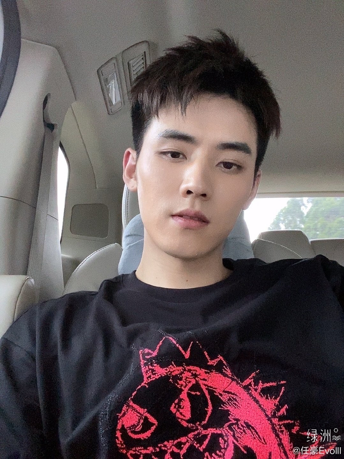 任豪晒车内四宫格自拍照~大帅哥收工快乐啊！