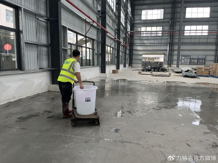 解决砂起难题：水泥地面起砂处理方法全解析！|固化剂|地坪|使用寿命|环保|系统_新浪新闻