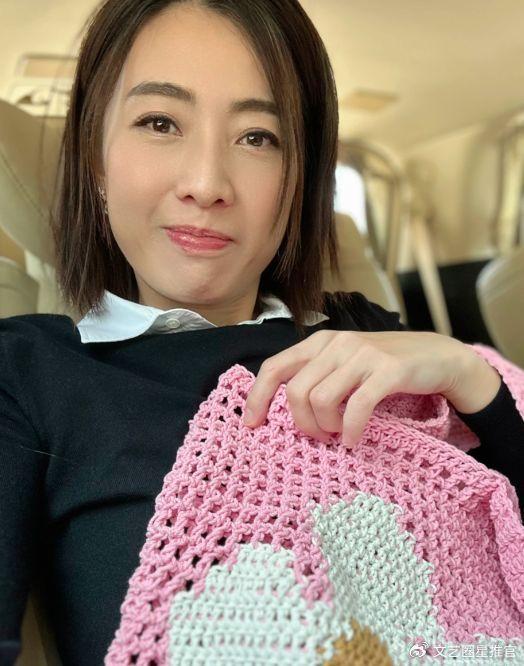 43岁甘比戴绿帽子装嫩强颜欢笑,眼纹暴露年龄,配文 傻”引争议财经头条