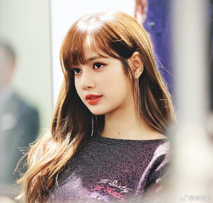 Lisa抱紧LV三公子大腿后资源飙升，空降LV大秀，油腻妆容惹网友嘲讽