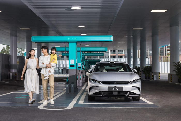 汉EV闪充版17.98万元起，开启中大型轿车闪充新时代|中大型车|15-20万|比亚迪|刀片|场景_新浪新闻