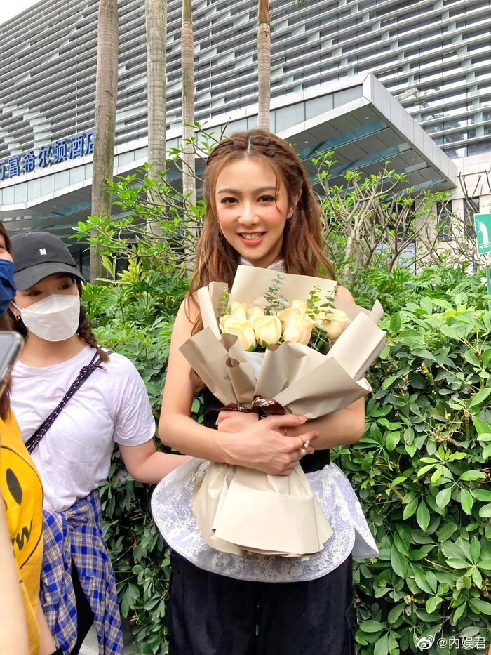 路人镜头下的薛凯琪，生图这个状态超级能打，姐姐真的好美