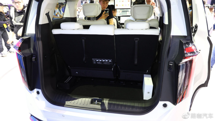 30多万买MPV，2.0T插混的传祺E9，家用选低配就足够？__财经头条