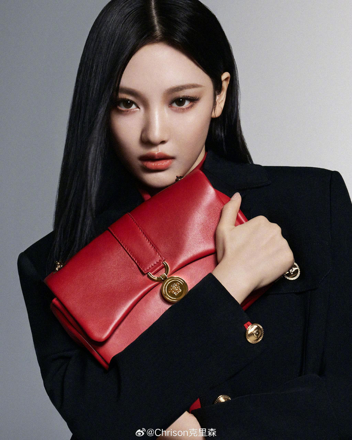 宁艺卓 × VERSACE┊演绎品牌24秋冬系列广告大片，浓郁的红与黑碰撞…__财经头条__新浪财经