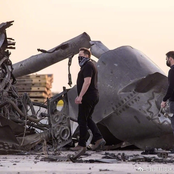 马斯克视察SpaceX 星舰原型SN8爆炸现场