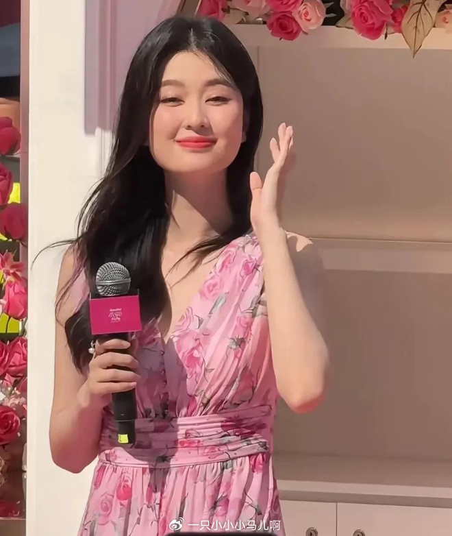 31岁乔欣厦门婚后首秀，形象大变脸盘圆润，网友：差点没认出来__财经头条