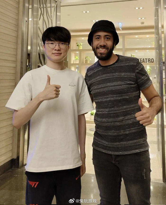 沙特电竞世界杯多名工作人员与电竞选手与Faker合影，Faker再次成为行走的景点__财经头条