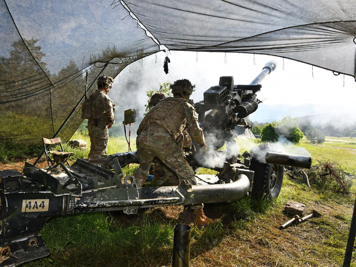 第4营A炮兵连的美国陆军伞兵射击M119A3榴弹炮__财经头条