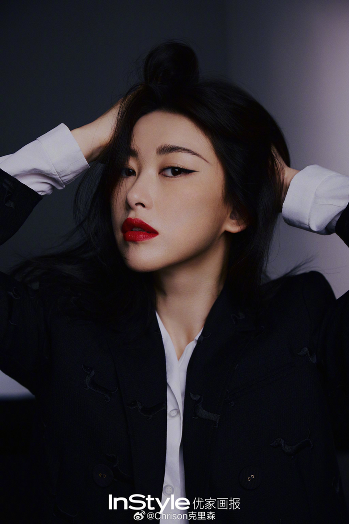朱珠x Instyle ┊ 登上11月刊封面，红色皮衣配上她标志性的红唇…__财经头条