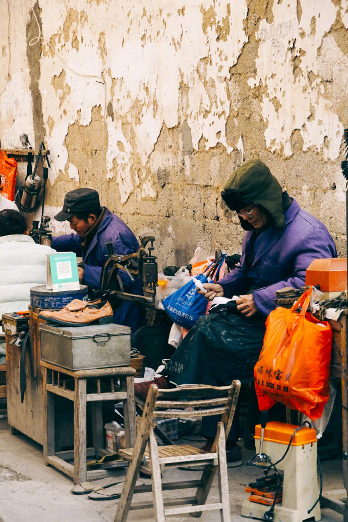 上海福州路614弄口，奶奶坚守着上海最后一家传呼电话亭