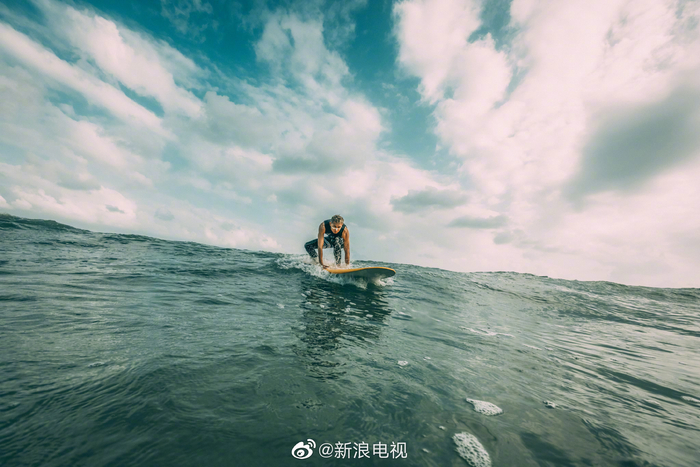 今日，@李现ing 在微博晒冲浪照，肌肉线条也太好了吧！