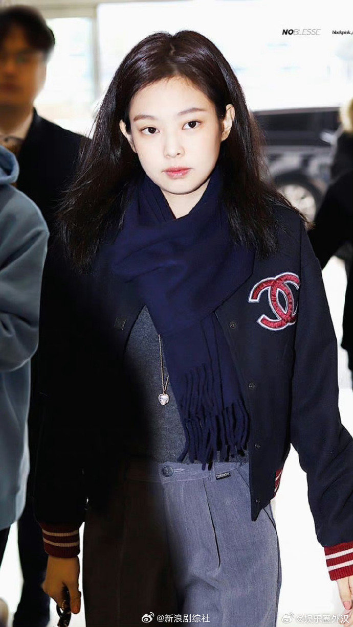 jennie最新LA饭拍路透 红唇和衣服直接梦回2019__财经头条