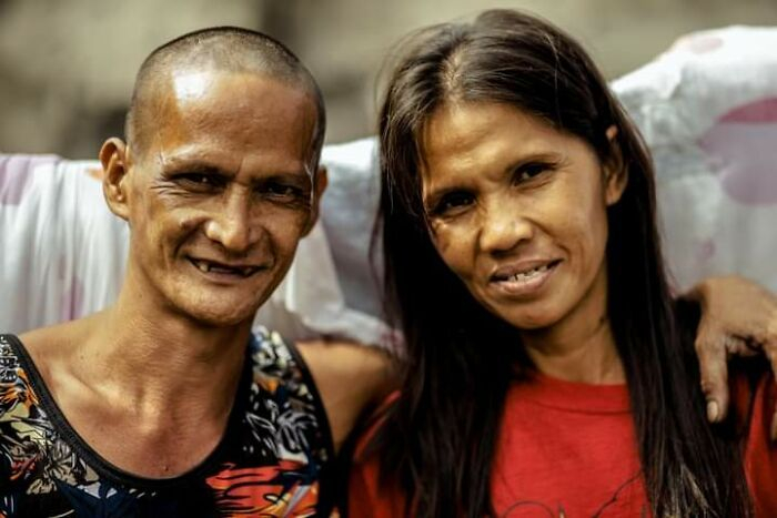 一对来自菲律宾的流浪汉夫妇Rosalyn Ferrer & Rommel Basco……