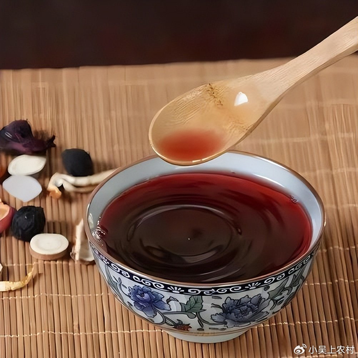 果实像野葡萄，绿化带常见女贞树，果实作用非常厉害，冬至时采摘|女贞子|果实|女贞树