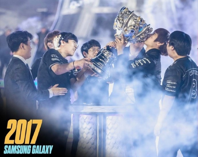 分享一波S1-S10的冠军合影，最让我印象深刻的还是S8（LPL首冠）