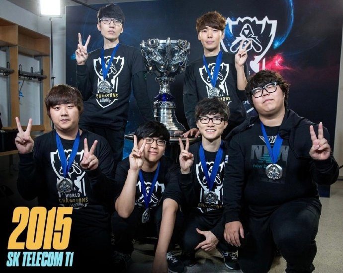 分享一波S1-S10的冠军合影，最让我印象深刻的还是S8（LPL首冠）