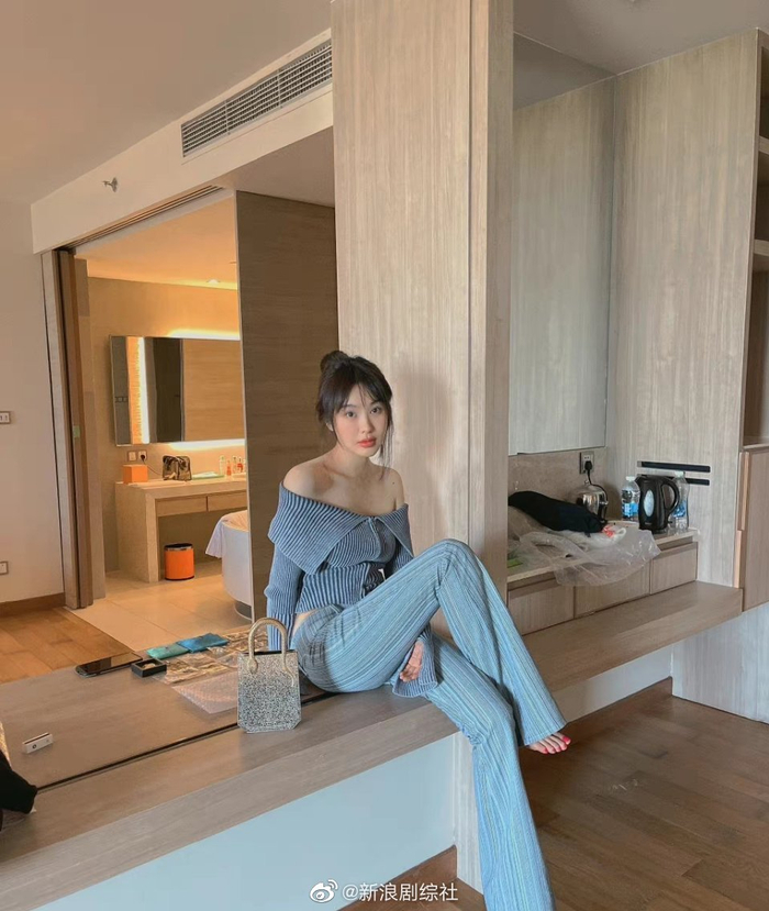 姐姐背影直接鲨我！李菲儿的后背线条真的yyds