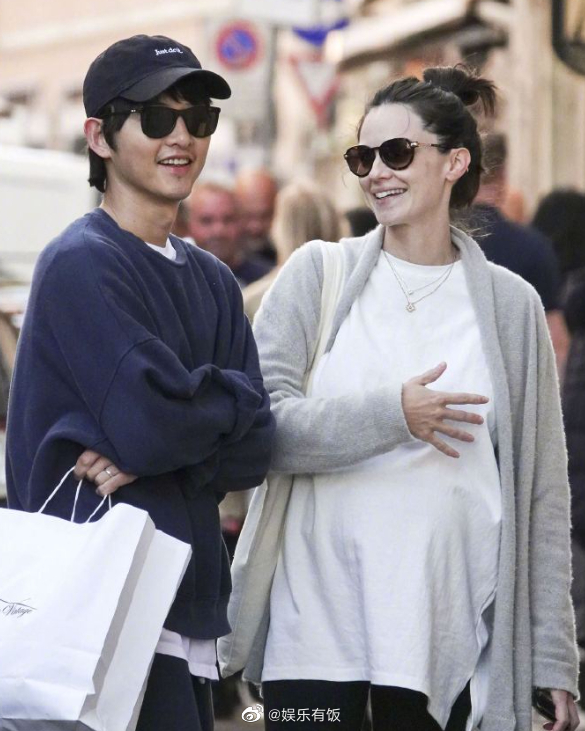 当地时间4月19日，宋仲基与妻子凯蒂·桑德斯手牵手现身罗马街头……