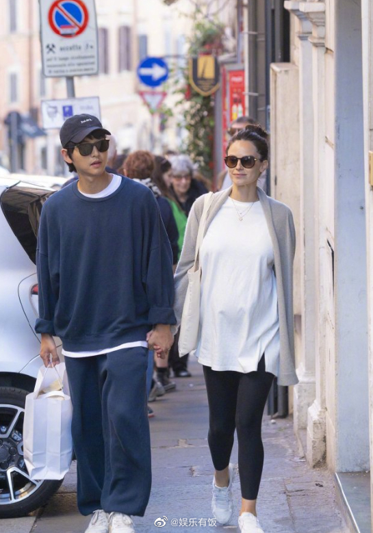 当地时间4月19日，宋仲基与妻子凯蒂·桑德斯手牵手现身罗马街头……