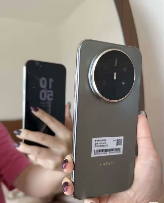 华为Mate70 Air真机曝光，居中大圆镜头轻薄设计__财经头条__新浪财经