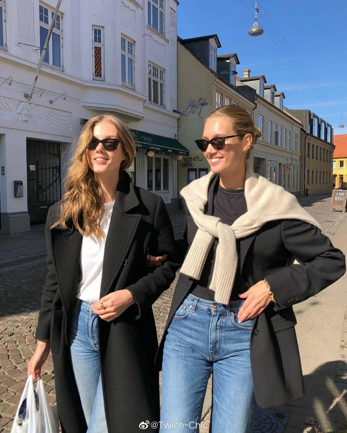 来自丹麦的双胞胎模特姐妹Amalie与Cecilie Moosgaard Nielsen