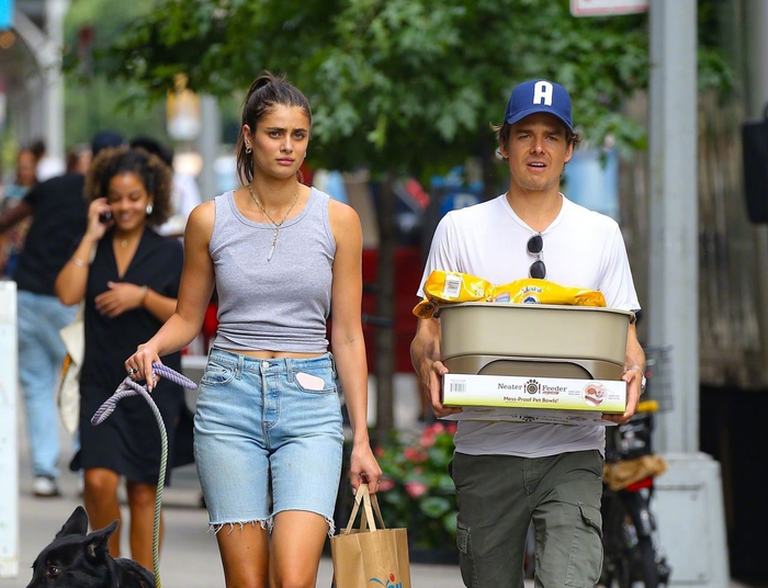 泰勒·希尔 (Taylor Hill) 和丈夫在纽约外出的街拍……__财经头条__新浪财经