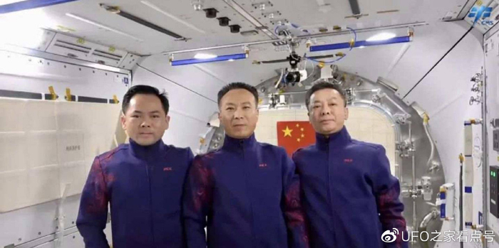 3名航天员身穿“祥云服”迎春节，航天员的衣服究竟有多讲究？