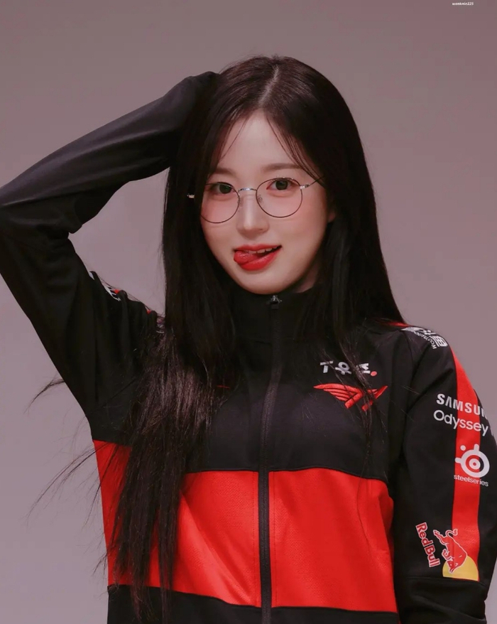 韩国女团NMIXX队长吴海嫄cos Faker照片：可爱捏