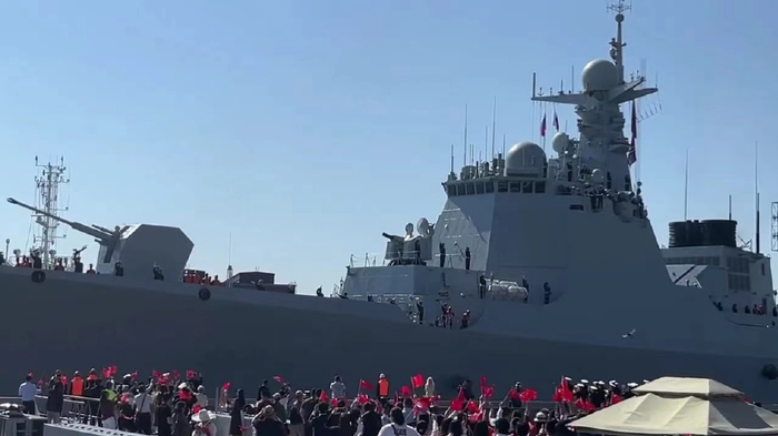 052D型成“导弹艇”，又被拍成“战列舰”，中俄摄影师的反差强烈__财经头条