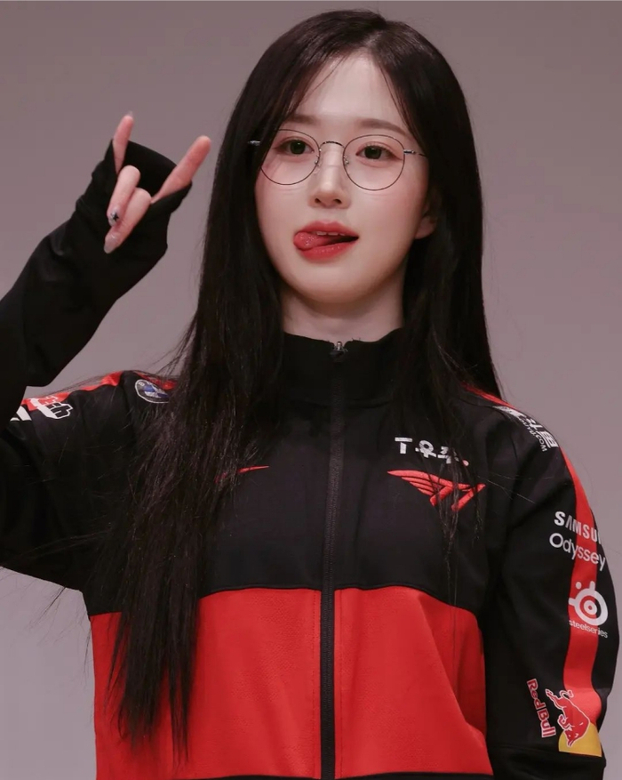 韩国女团NMIXX队长吴海嫄cos Faker照片：可爱捏