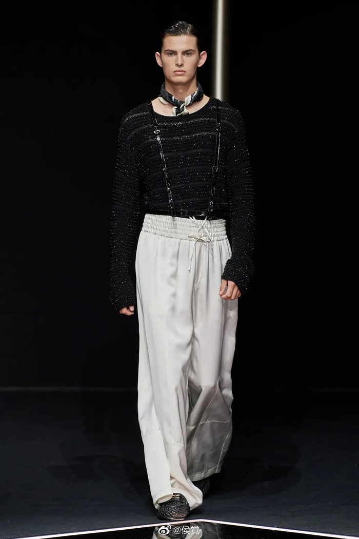 Emporio Armani 2024春夏系列男装，以独有银杏叶为设计亮点……__财经头条__新浪财经