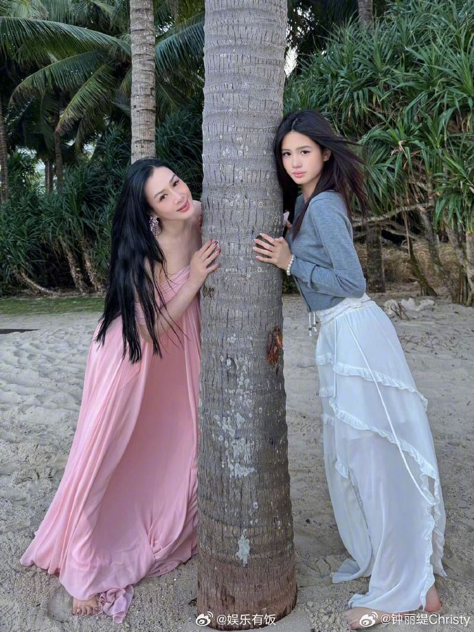 钟丽缇晒和小女儿Cayla海边合照，母女俩好像姐妹花__财经头条__新浪财经